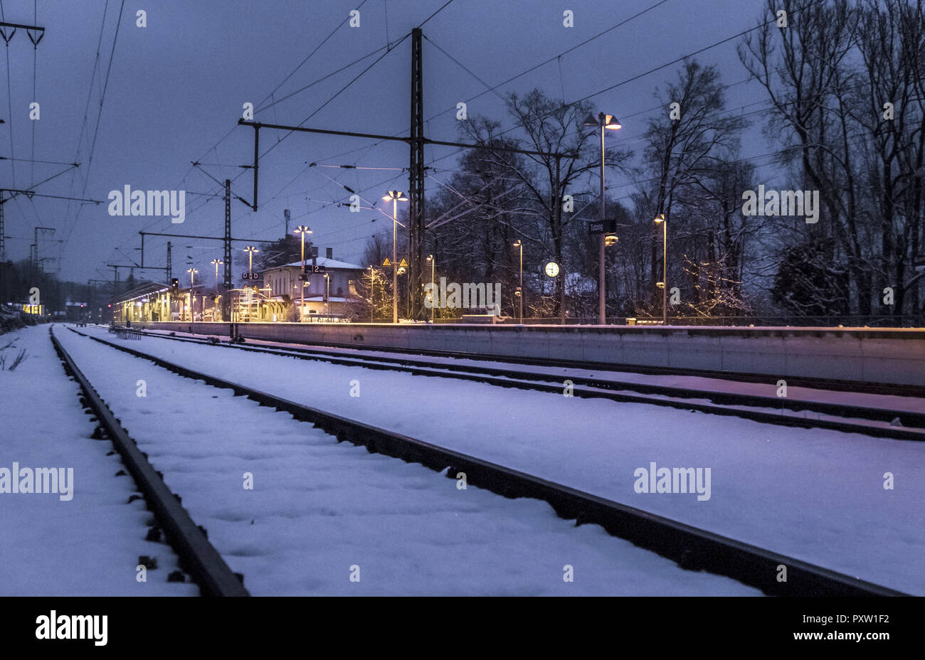 Cold snowy train platform at night hi-res stock photography and images ...