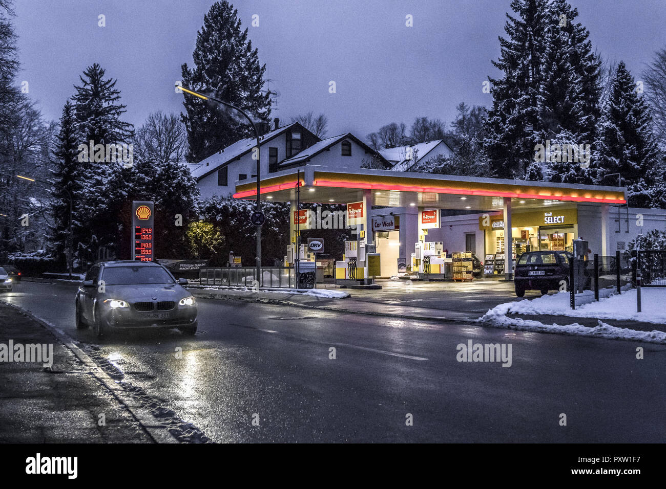 Gas station night snow hi-res stock photography and images - Alamy
