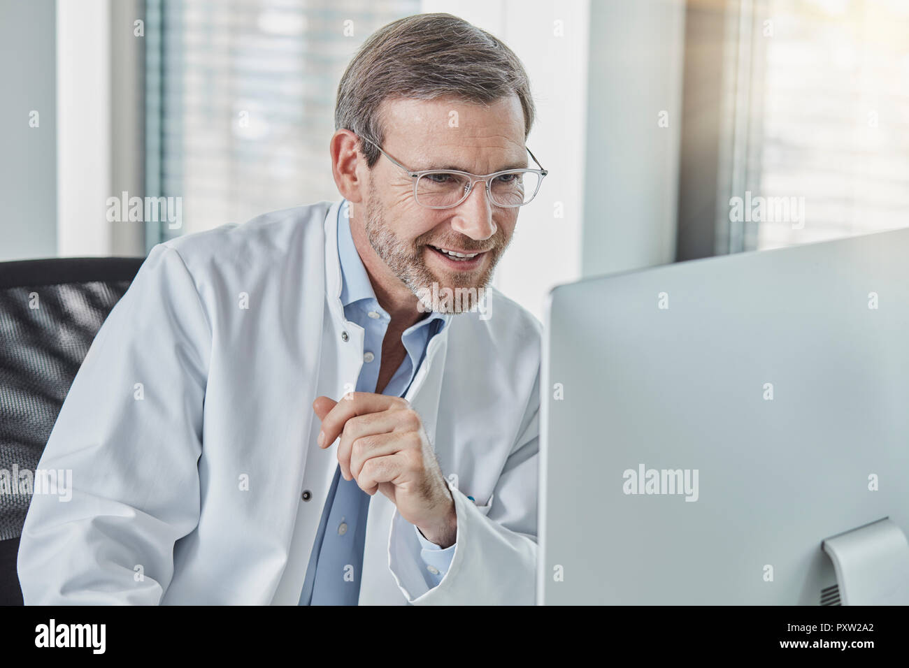 Doctor using computer Stock Photo - Alamy