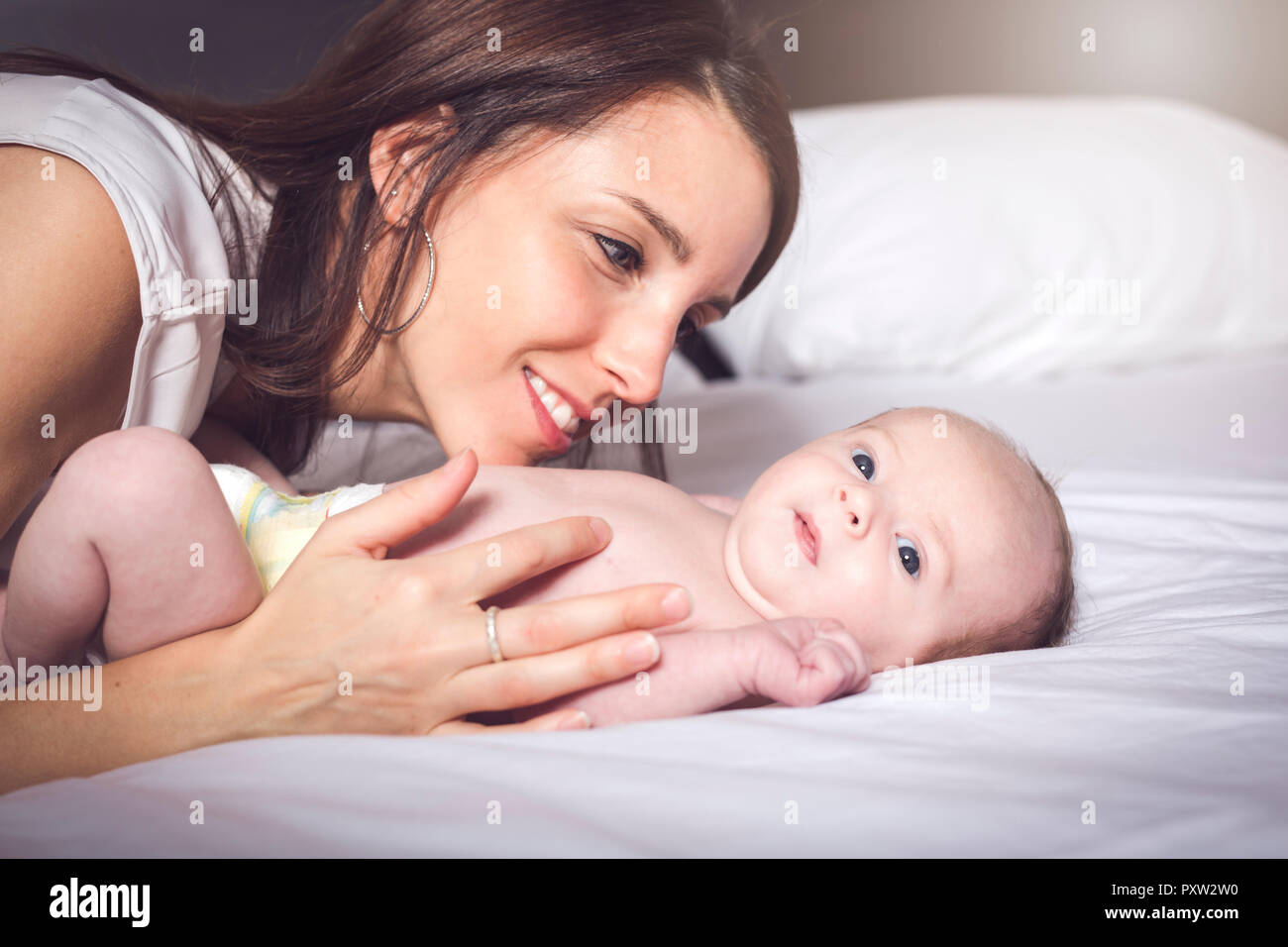 Skin to skin mother and baby hi-res stock photography and images - Alamy