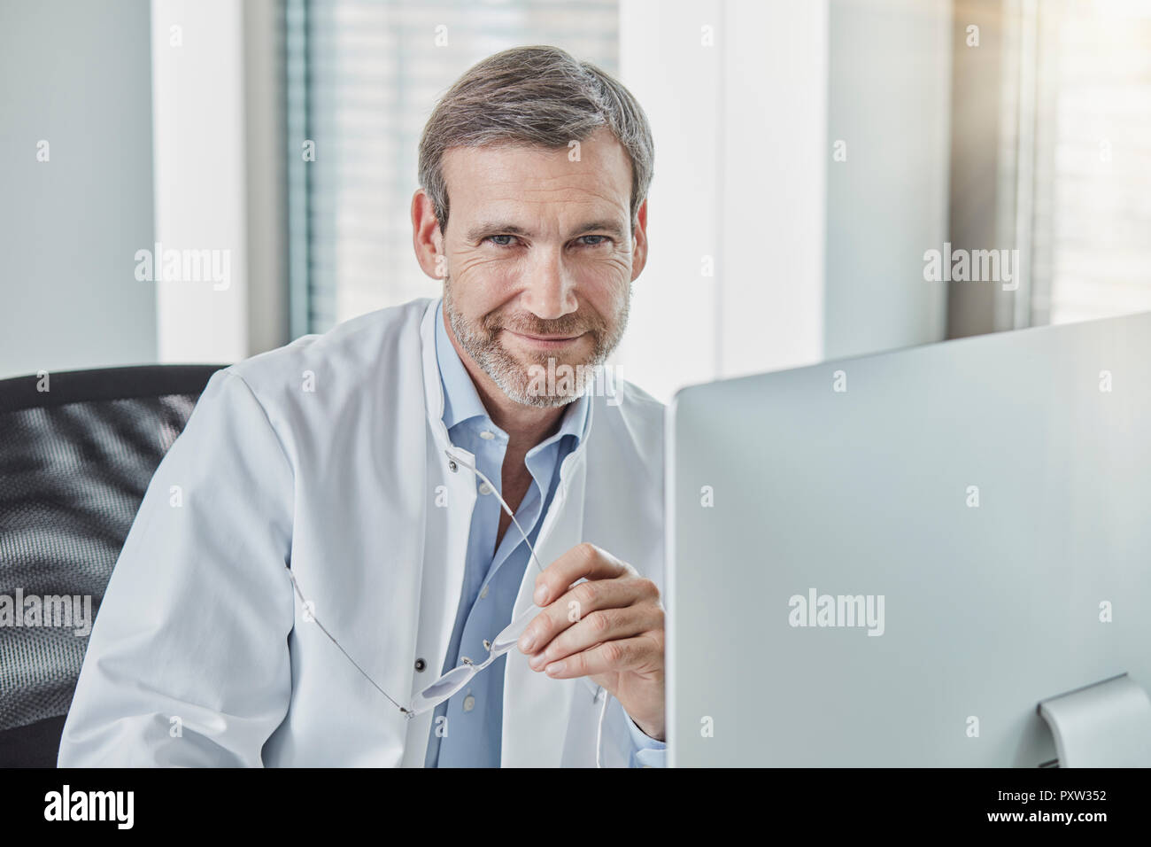 Doctor using computer Stock Photo - Alamy