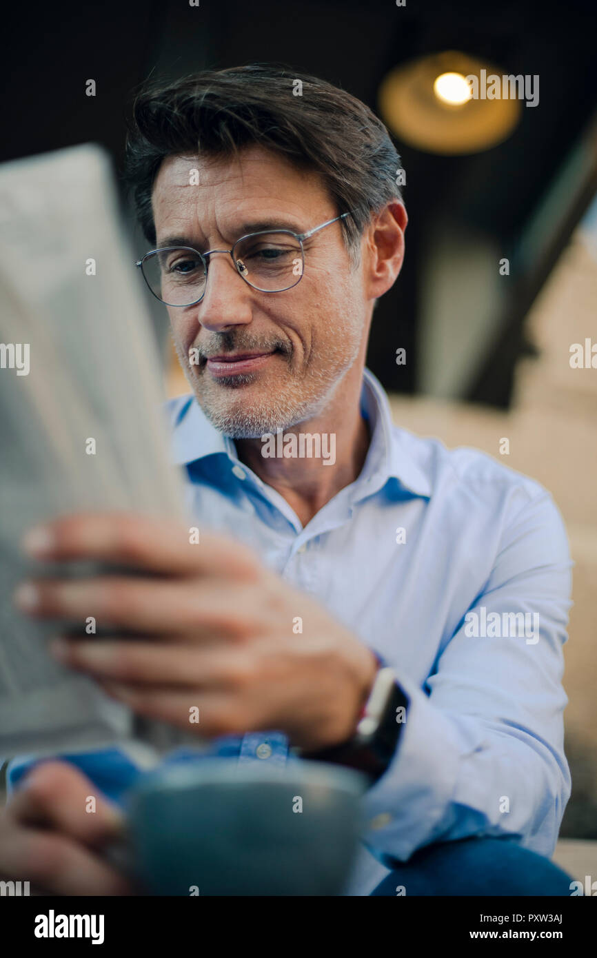 Reading newspaper read man men hi-res stock photography and images - Alamy