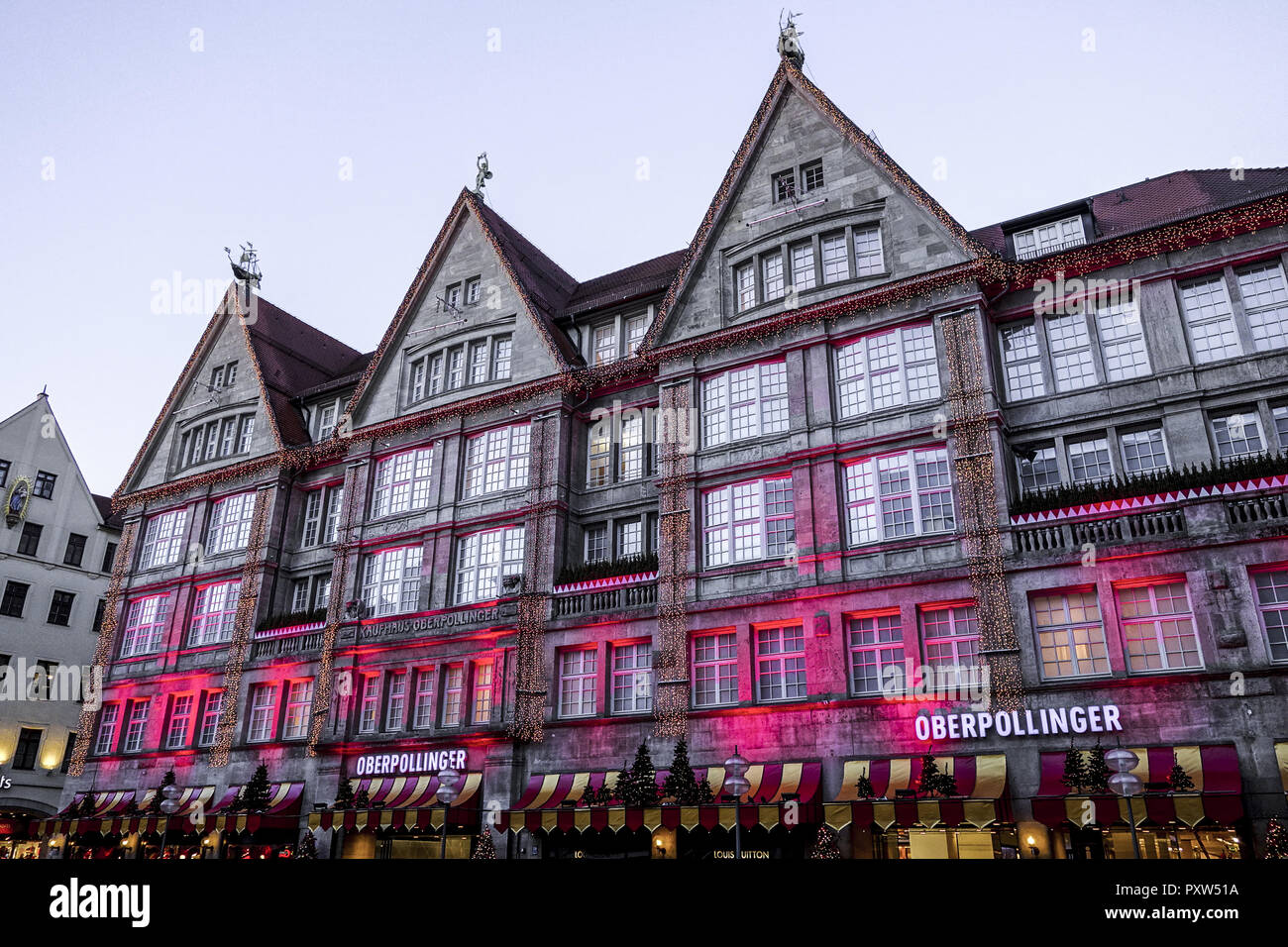 Weihnachtseinkäufe, bunt beleuchtete Fassade des Kaufhauses ...