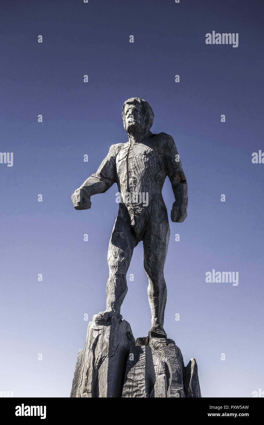 Holz-Skulptur Himmelsstürmer von Mario Gasser am Zugspitzgipfel ...