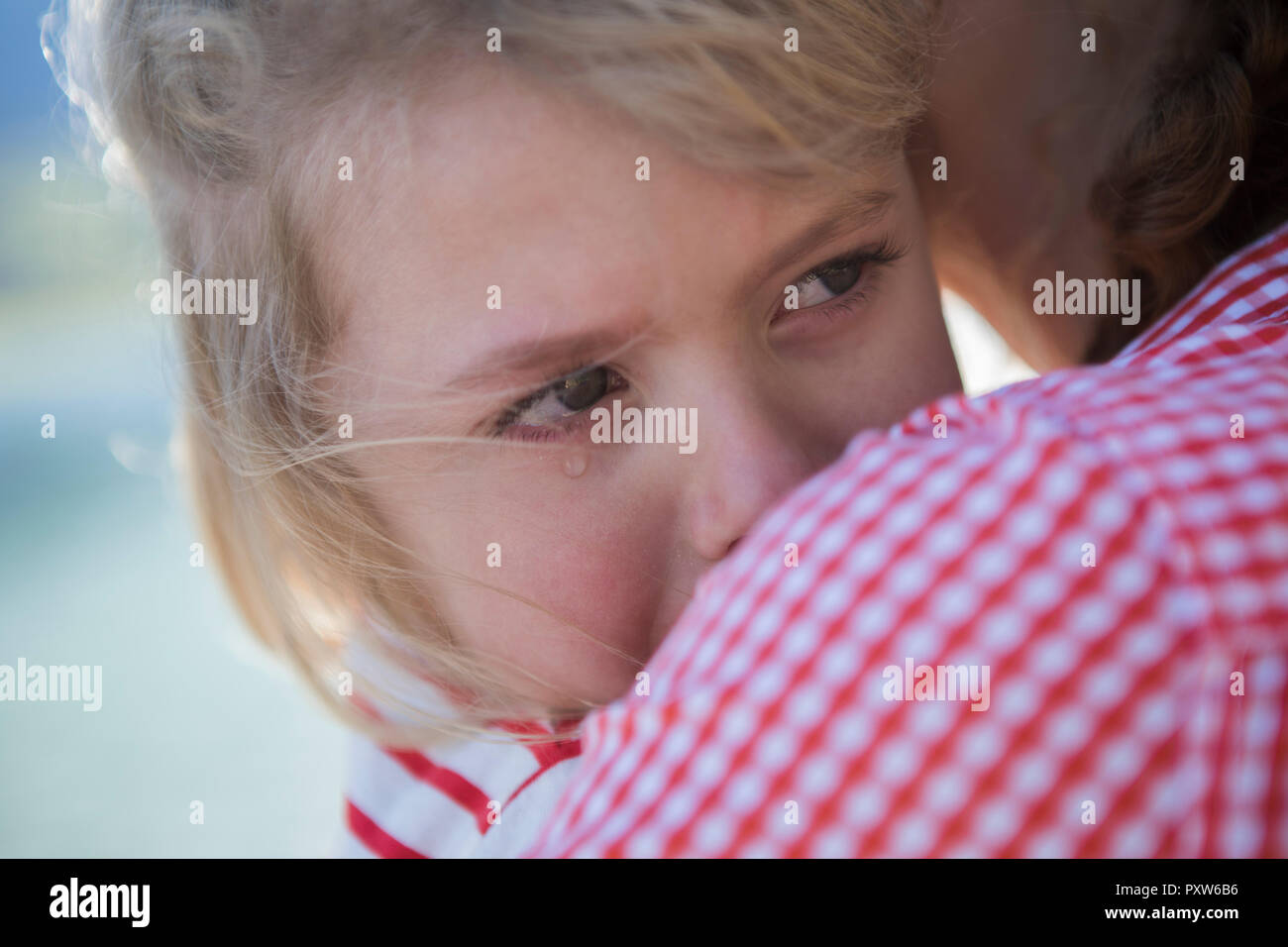 Mother consoling her crying daughter Stock Photo - Alamy