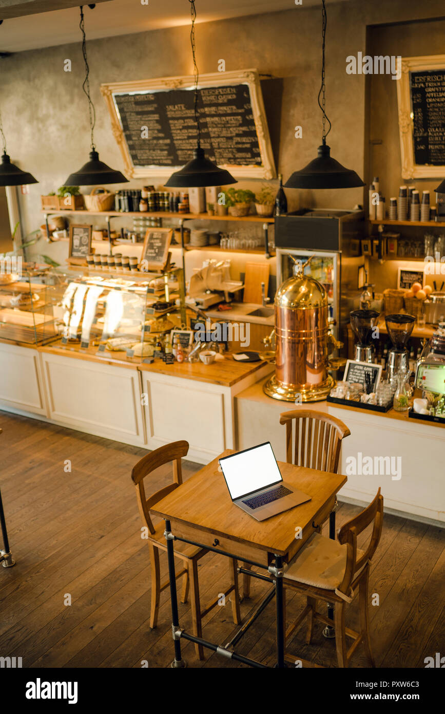 Laptop with blank screen in coffee shop Stock Photo - Alamy