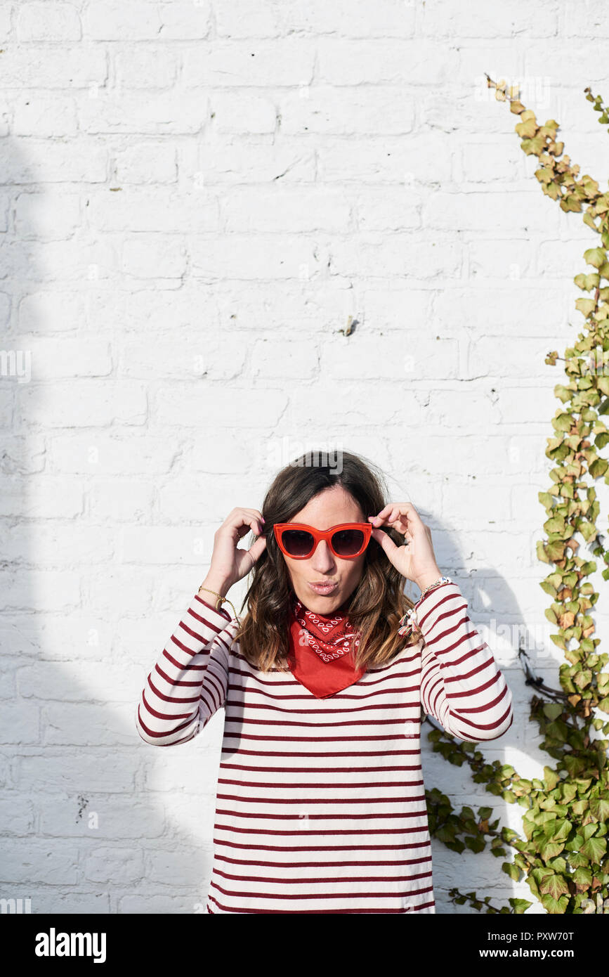 Red sunglasses hi-res stock photography and images - Alamy