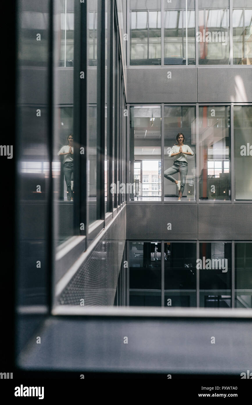 Corporate woman building window hi-res stock photography and images - Alamy