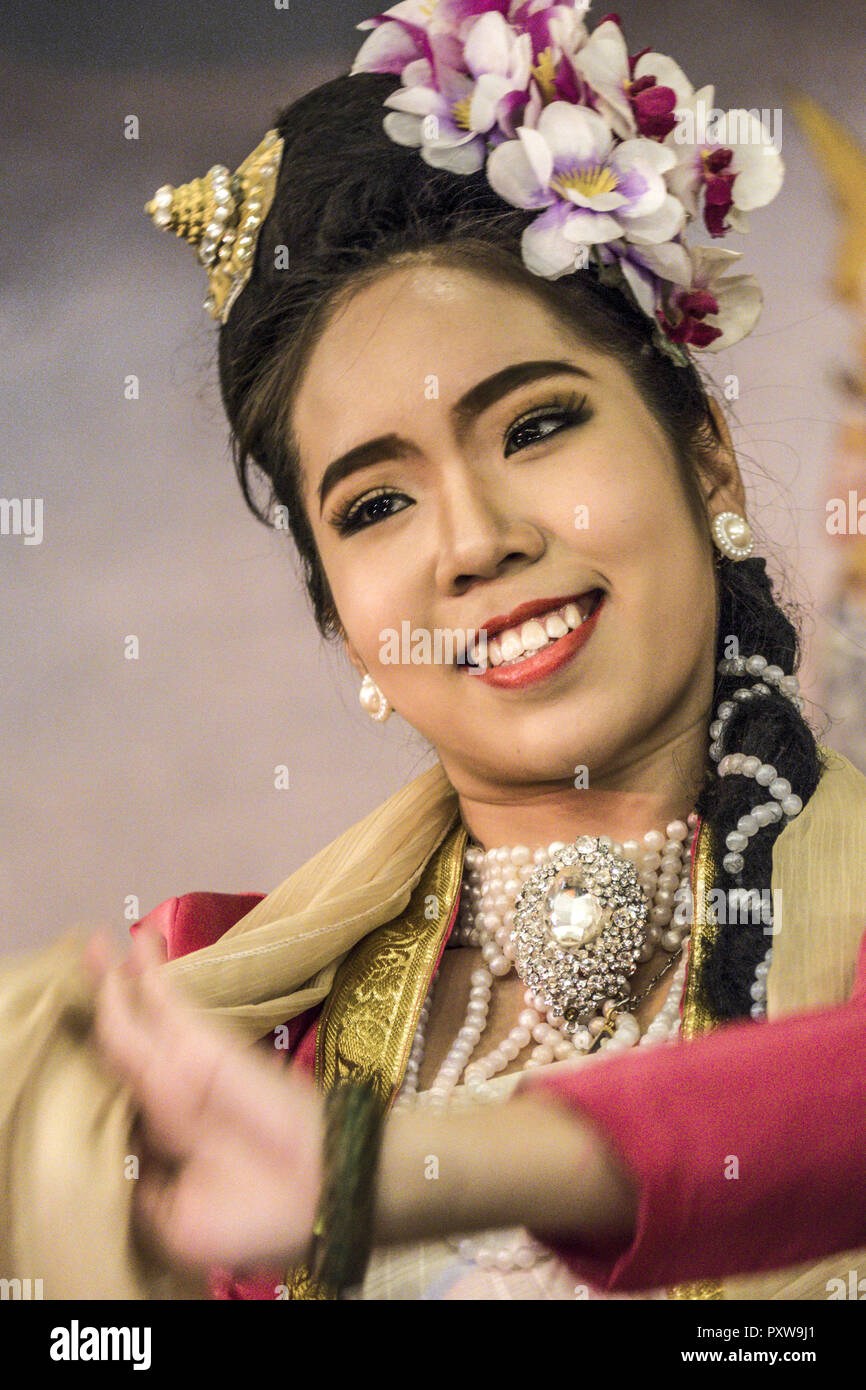 Thai Dancer Dance Show Stock Photo - Alamy