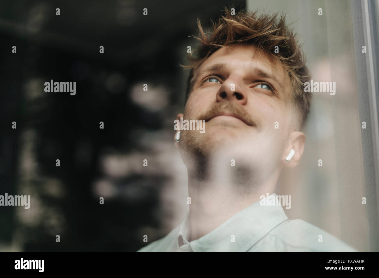 Ear buds hi-res stock photography and images - Alamy