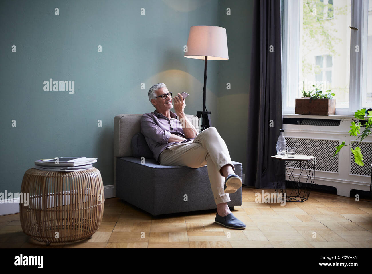 Old man cell phone hi-res stock photography and images - Alamy