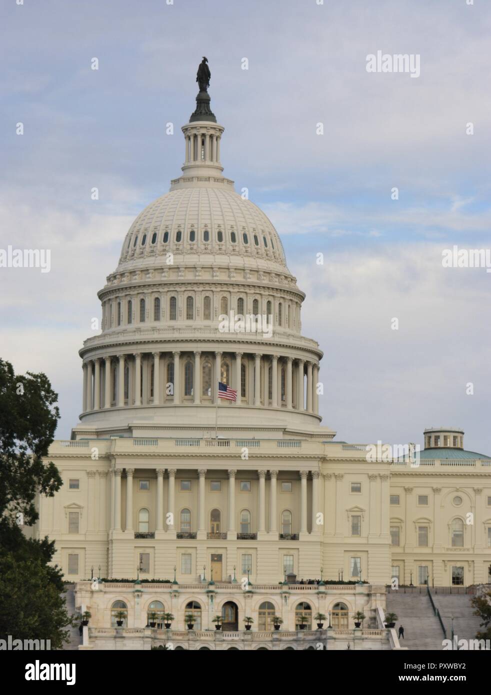 Us capitol building dome statue hi-res stock photography and images - Alamy