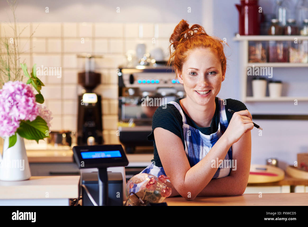 Woman counter hi-res stock photography and images - Alamy