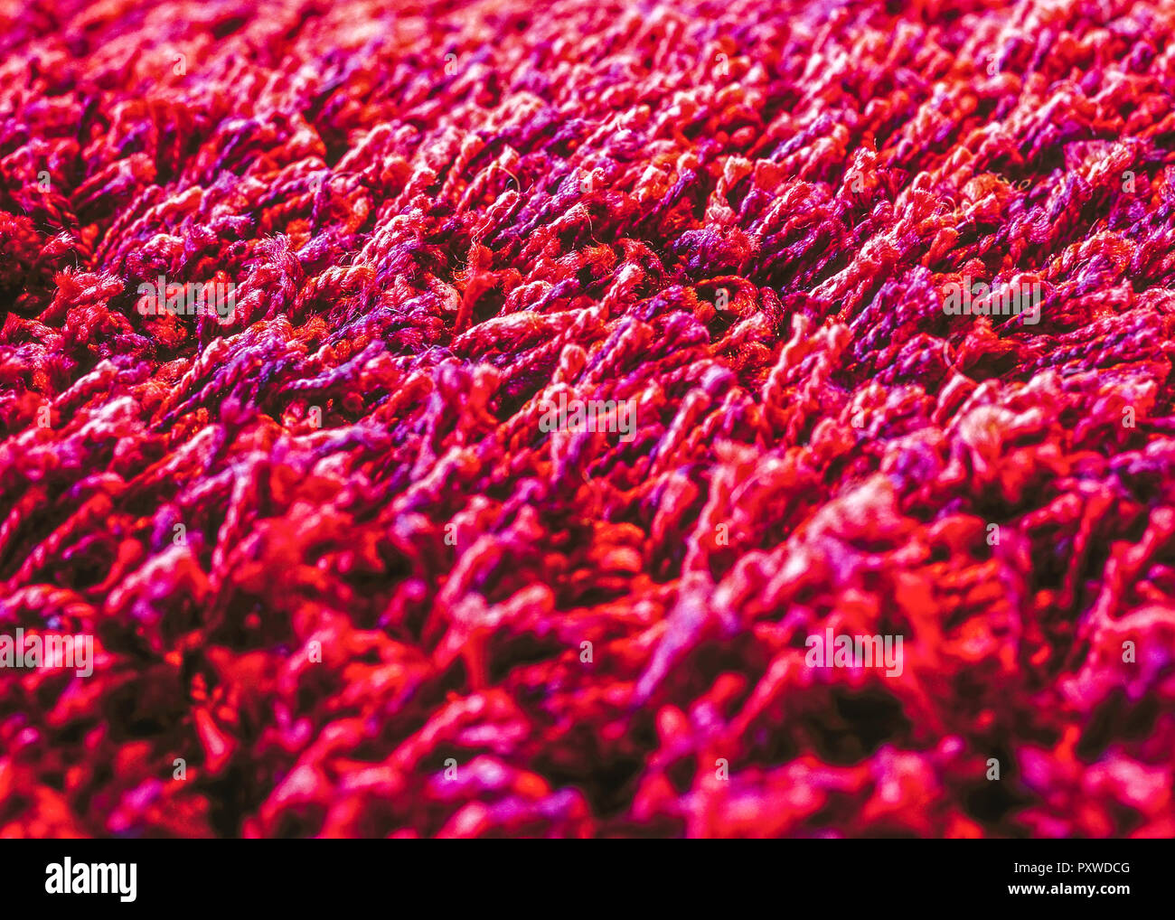 Roter Flokati-Teppich, Detail Stock Photo - Alamy
