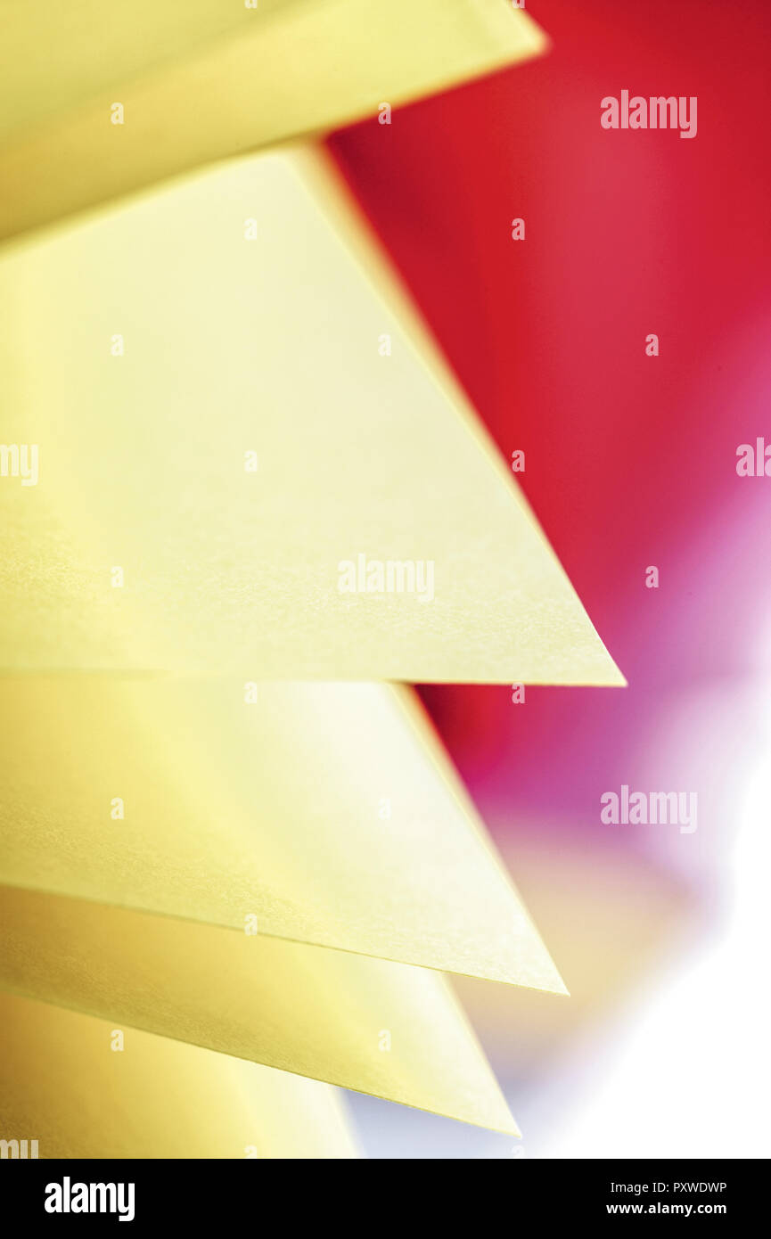 Gelbe Notizzettel, roter Hintergrund Stock Photo - Alamy