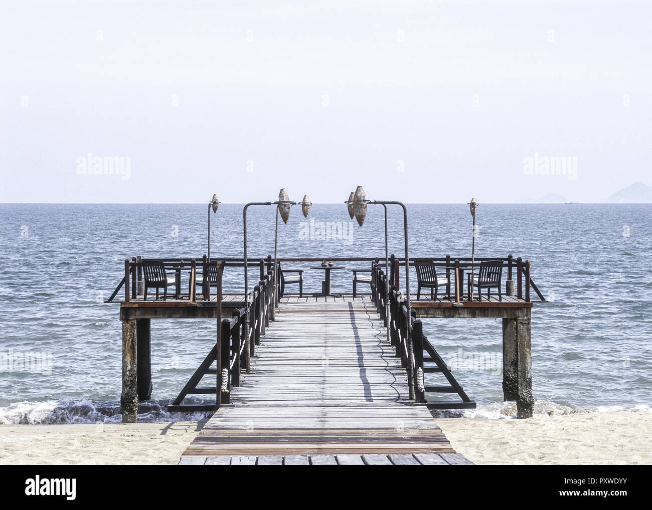Holzsteg und Plattform am Strand, Natrang, Vietnam Stock Photo - Alamy
