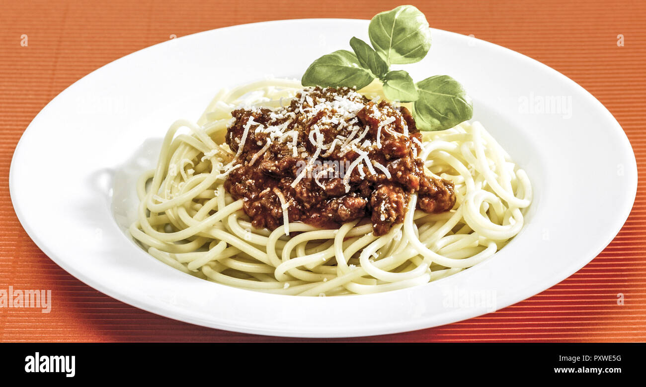 Teller Spaghetti mit Bolognesesosse, Parmesan, Basilikum Stock Photo ...