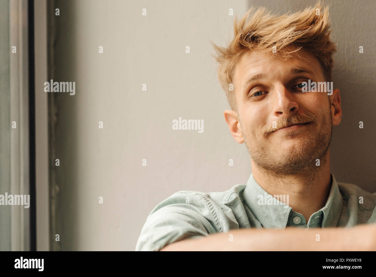 Portrait of a smiling young man Stock Photo - Alamy