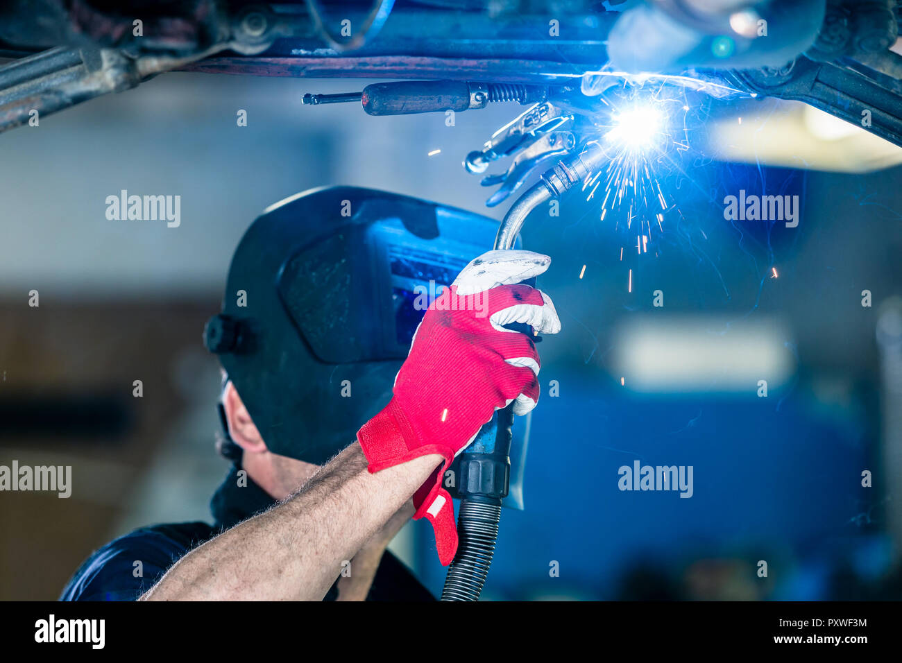 Welder working in car factory Stock Photo - Alamy