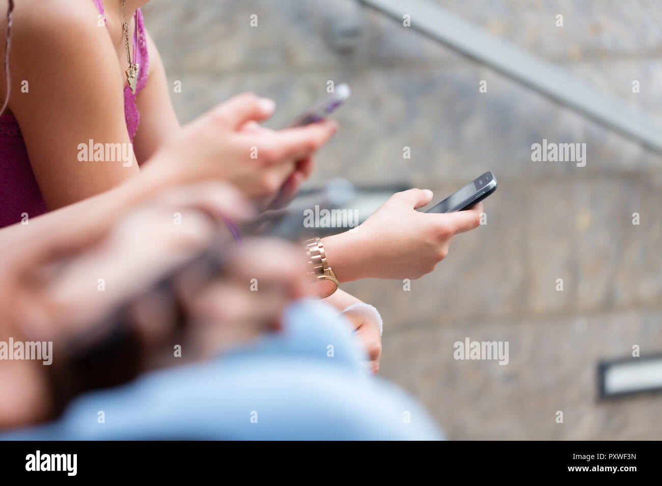 Close-up of hands texting on smartphone Stock Photo - Alamy