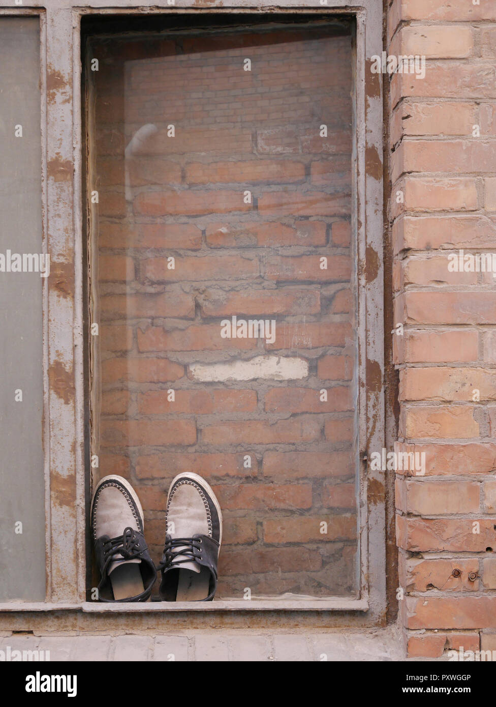 Shoes in a window hi-res stock photography and images - Alamy