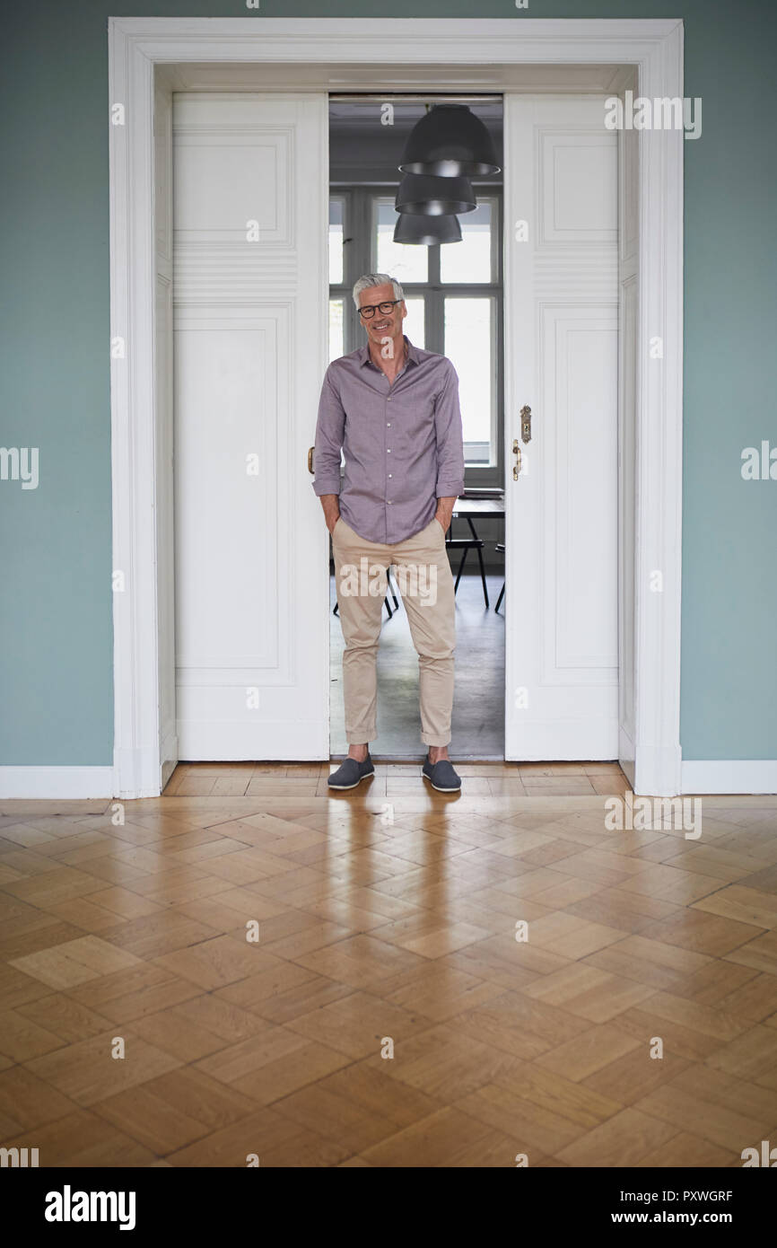 Man portrait home hi-res stock photography and images - Alamy