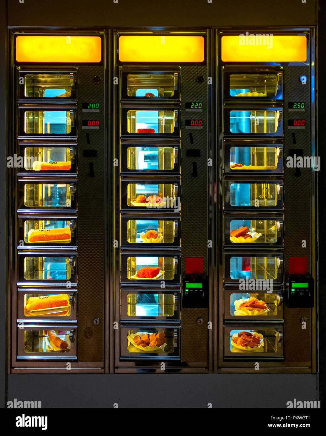 Food vending machine hi-res stock photography and images - Alamy