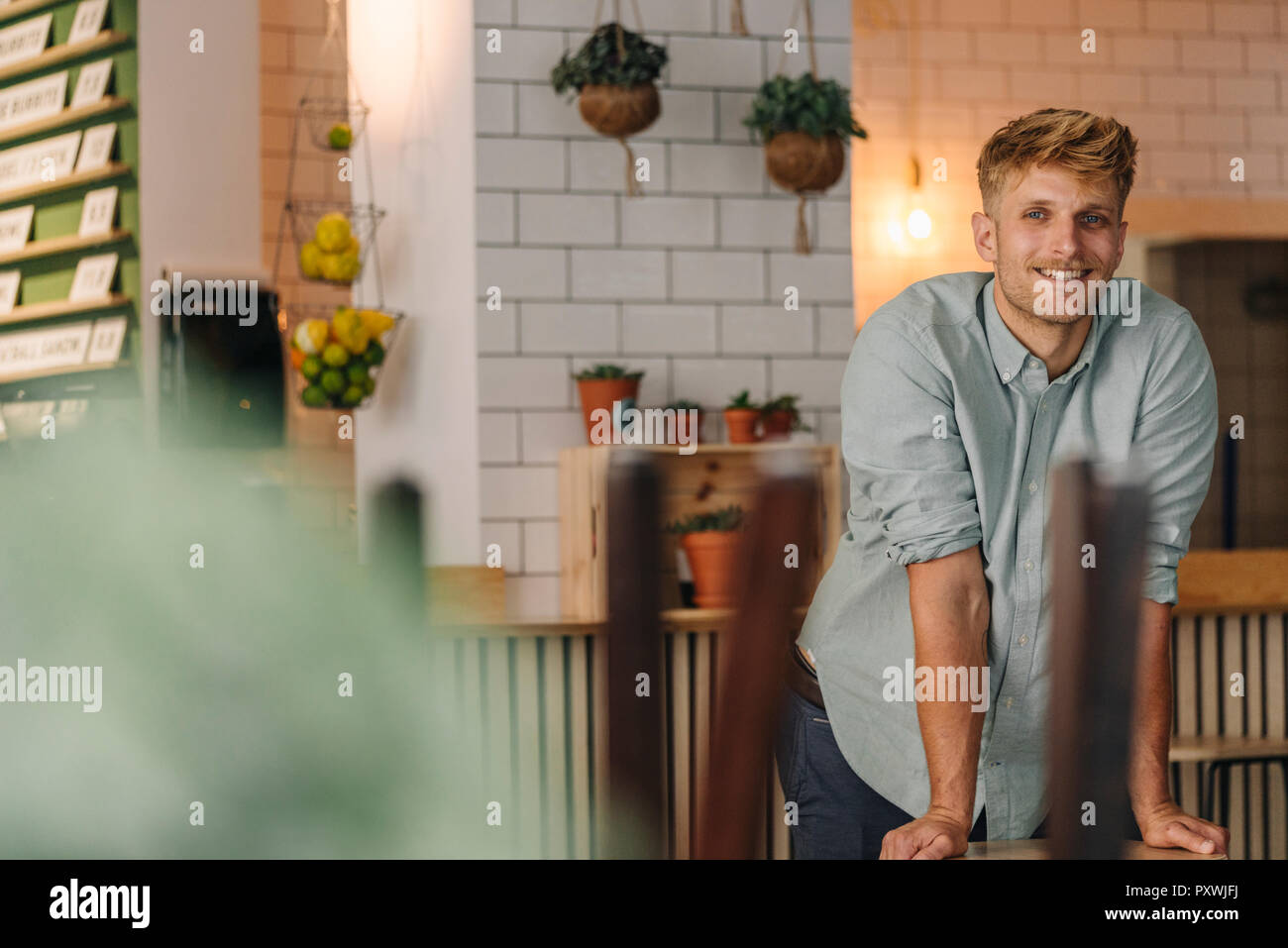 Coffee shop owner work hi-res stock photography and images - Alamy