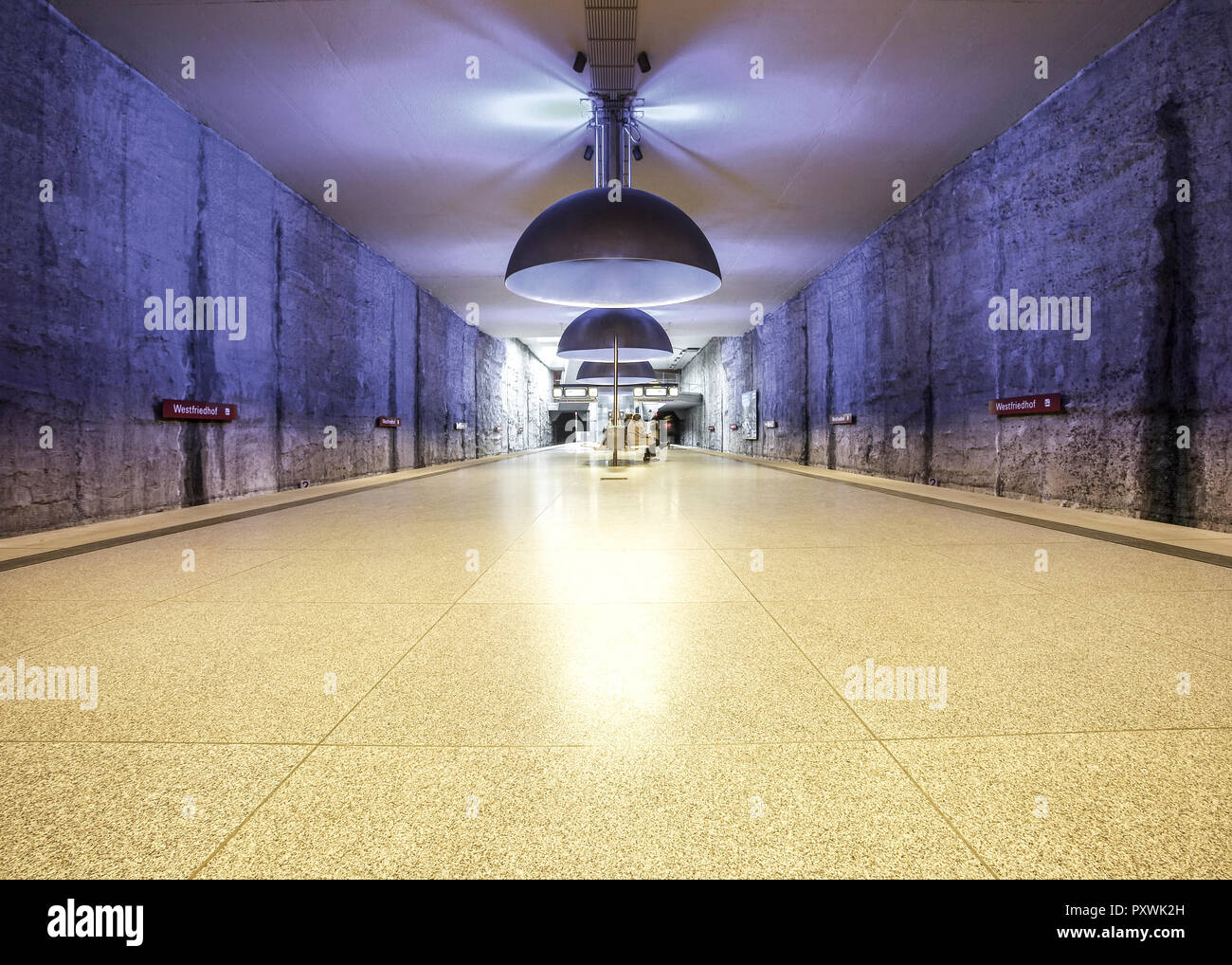 Leerer bahnsteig hi-res stock photography and images - Alamy