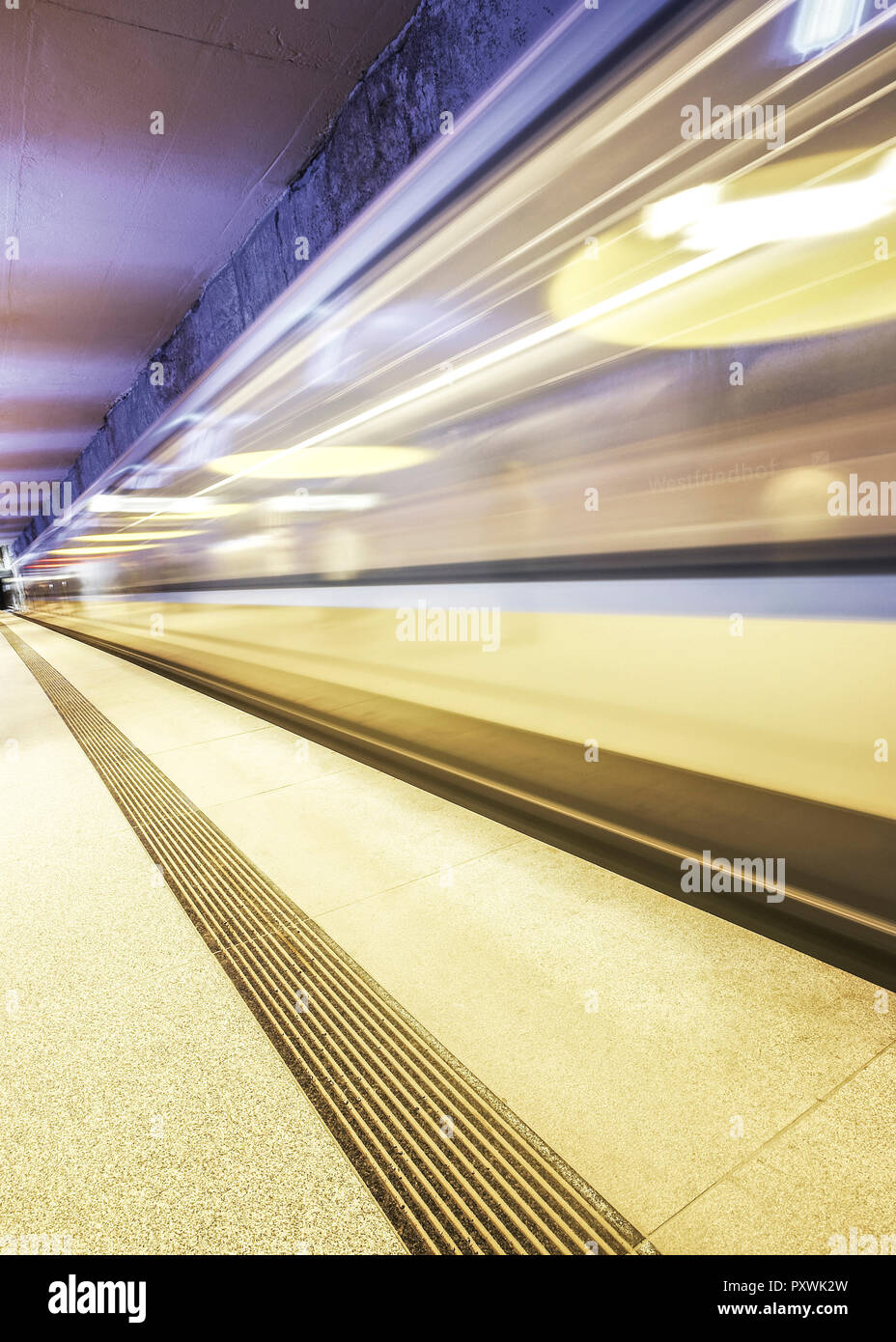 U-Bahnhof, fahrender Zug, Bewegung Stock Photo - Alamy