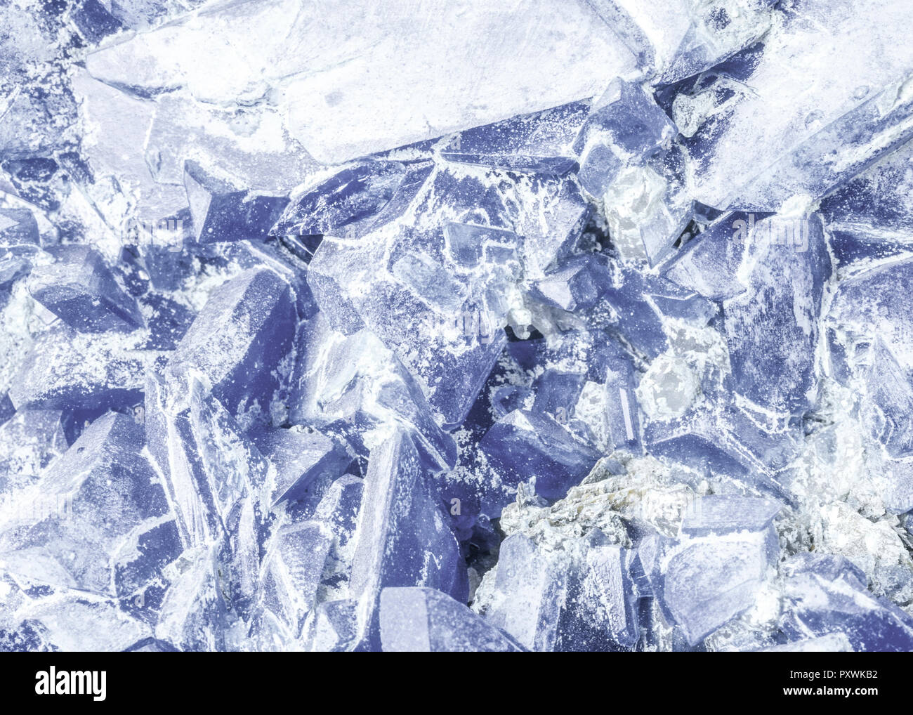 Blaue Kristalle, Halbedelstein Stock Photo - Alamy