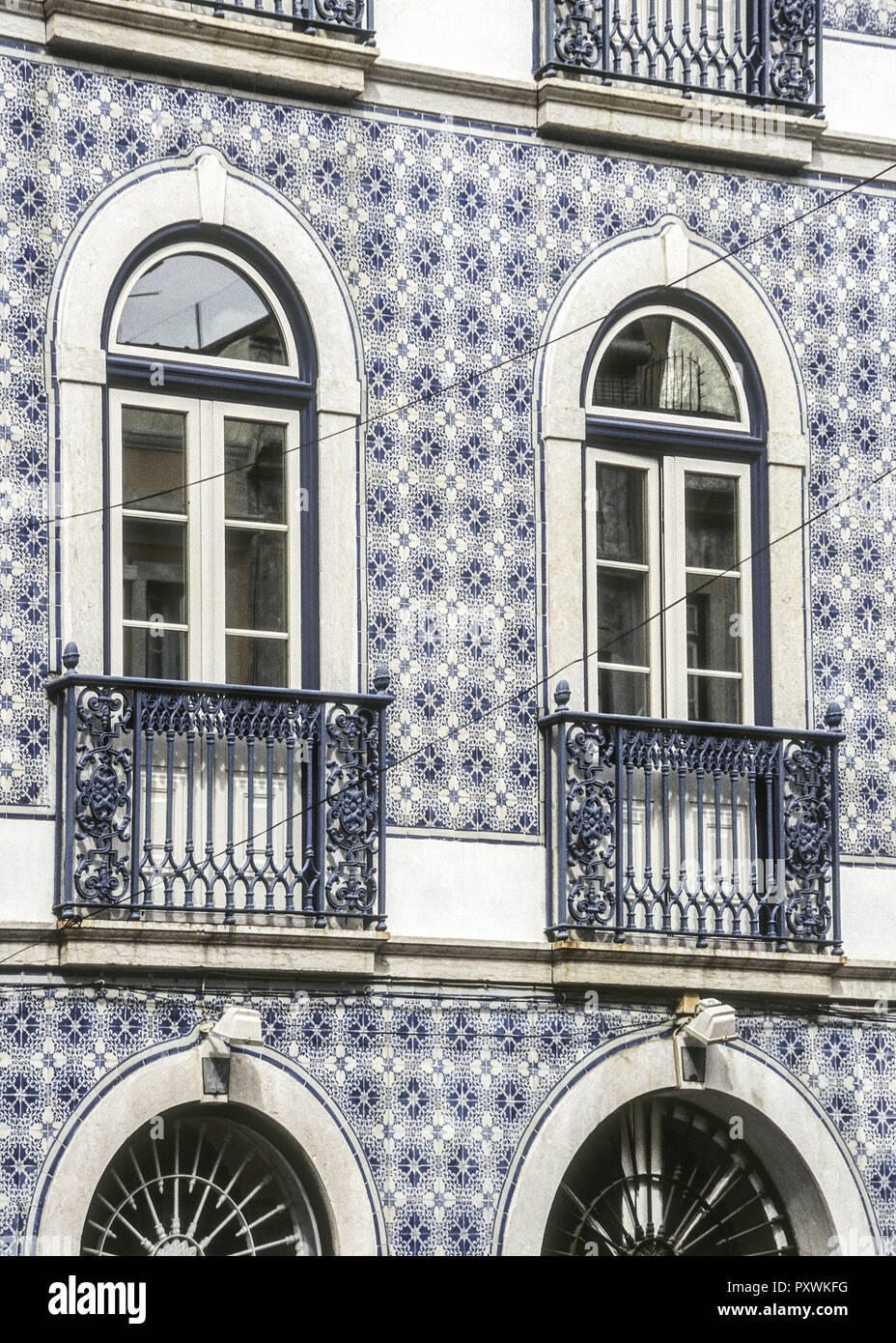 Fenster in Hauswand mit Mosaiken Stock Photo - Alamy
