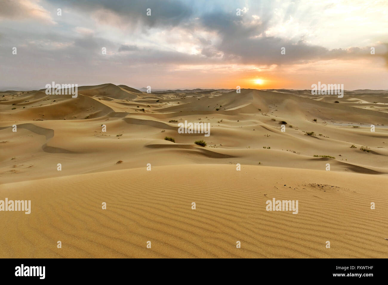 Desert sand dunes at sunset hi-res stock photography and images - Alamy