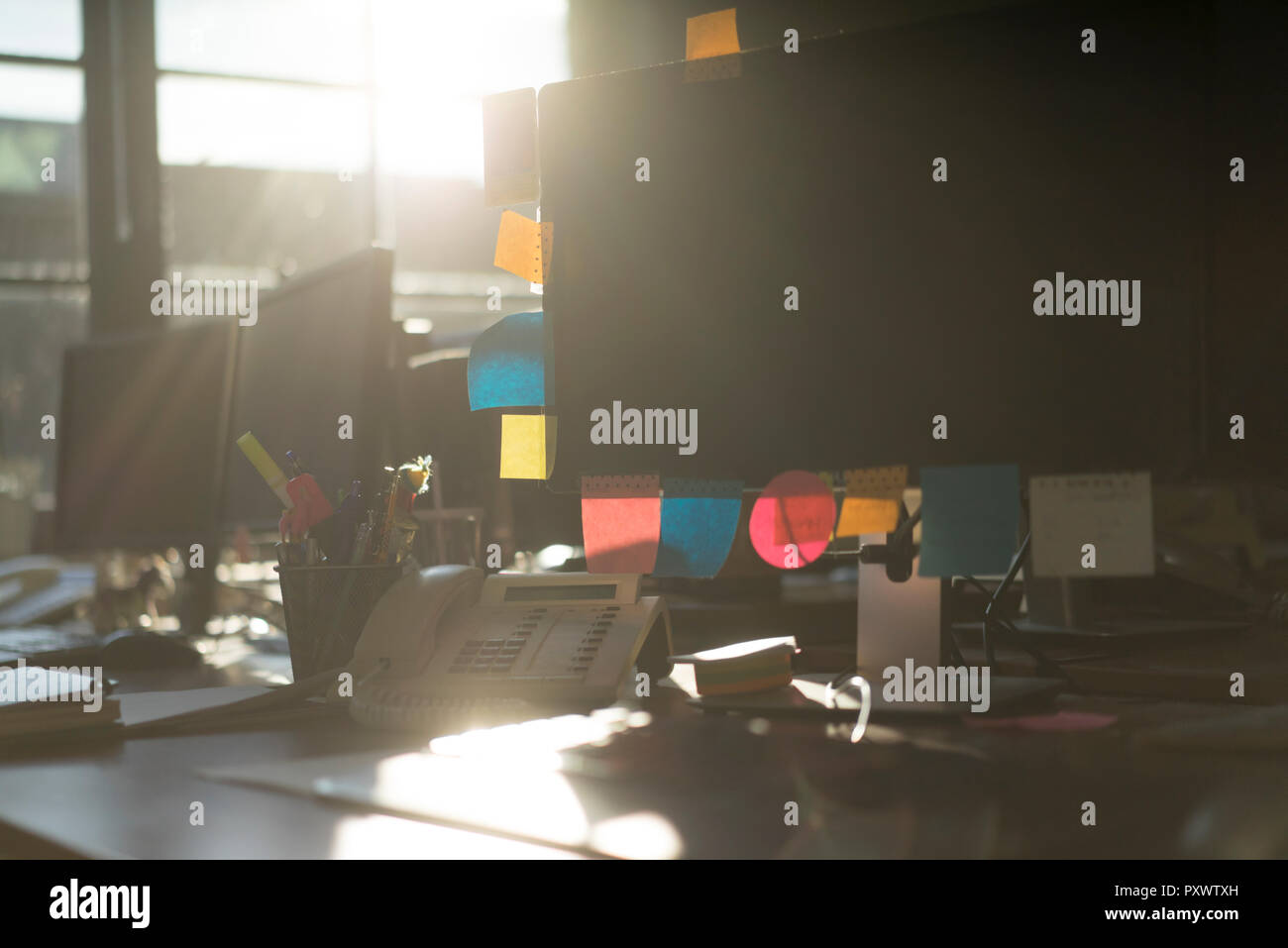 Computer on desk sticky notes hi-res stock photography and images - Alamy