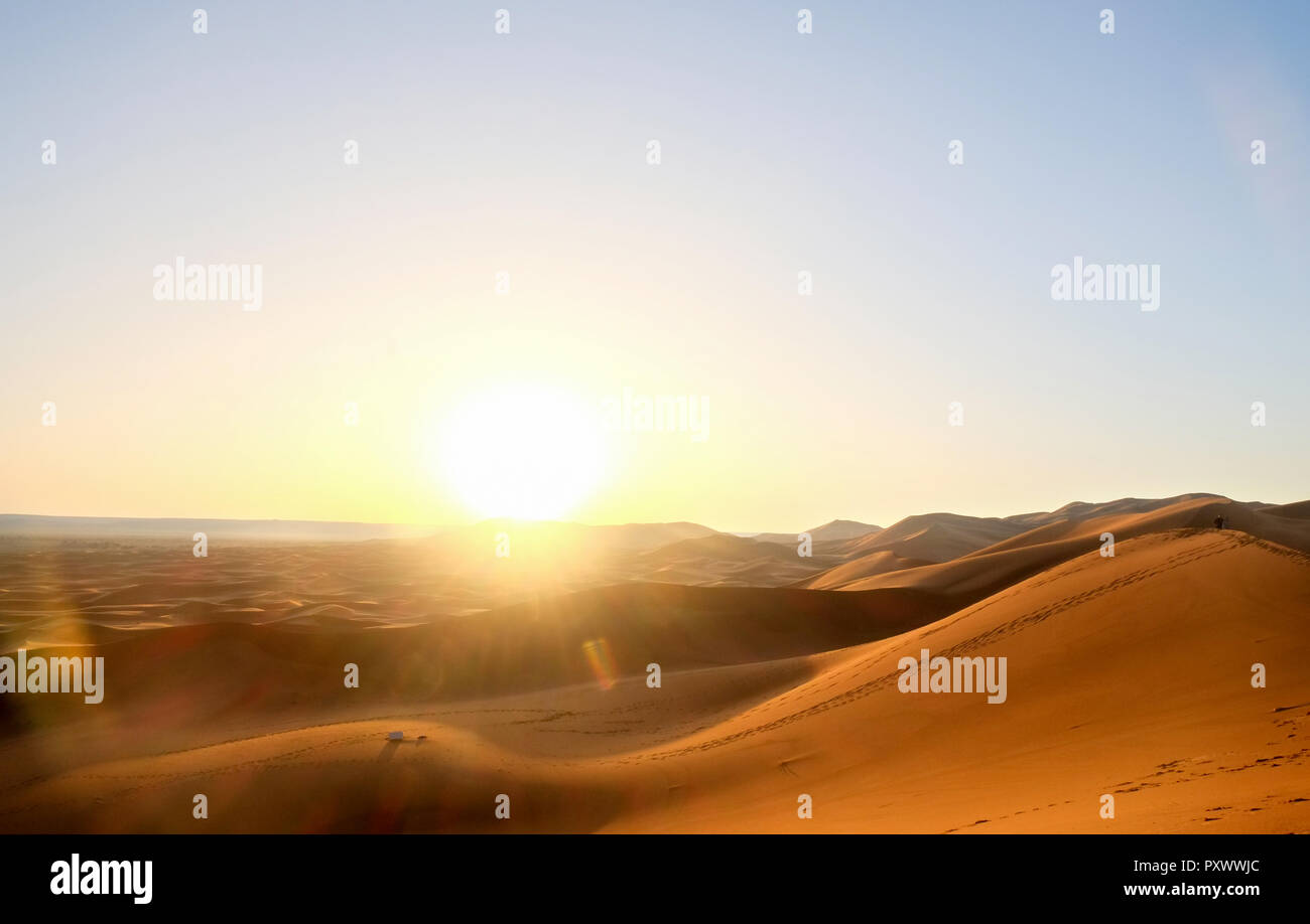Sunrise over desert sand dunes hi-res stock photography and images - Alamy