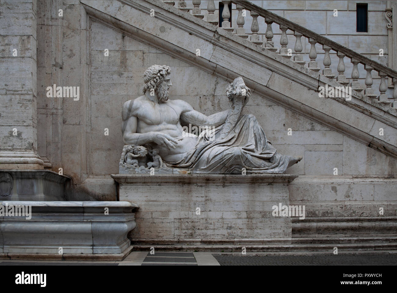 Ancient roman reclining art hi-res stock photography and images - Alamy