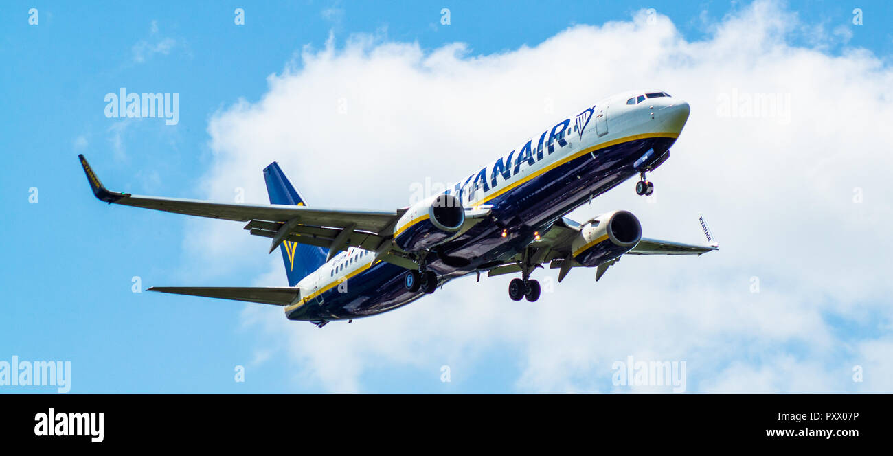 Boeing 737 800 wheels down hi-res stock photography and images - Alamy