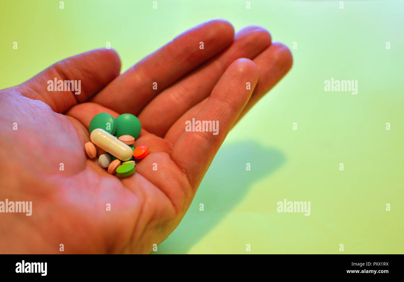 Human brain and capsules hi-res stock photography and images - Alamy