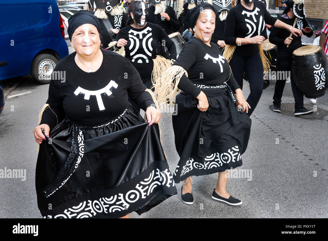 Happy dancers hi-res stock photography and images - Alamy