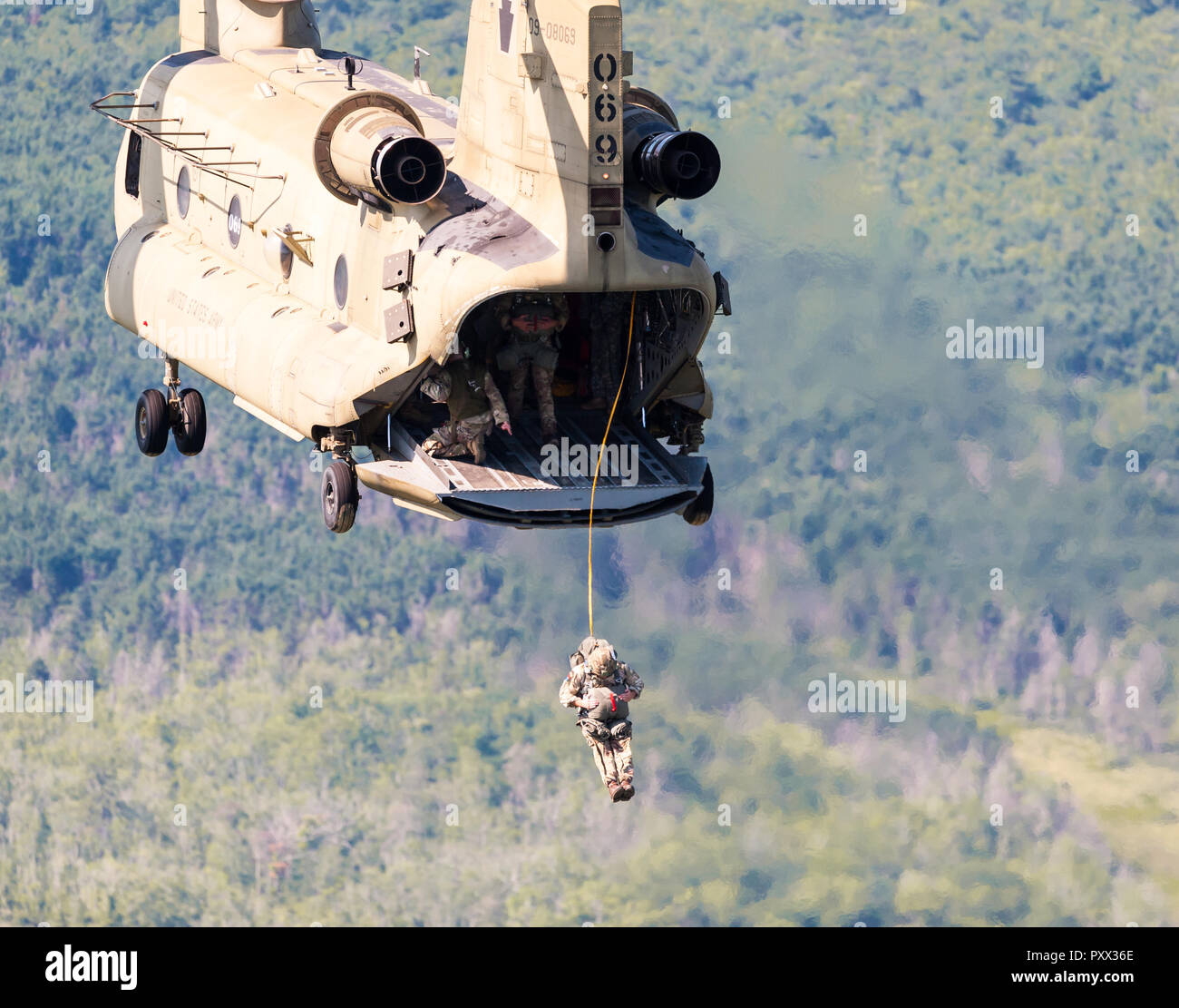 Helicopter soldiers jump hi-res stock photography and images - Alamy