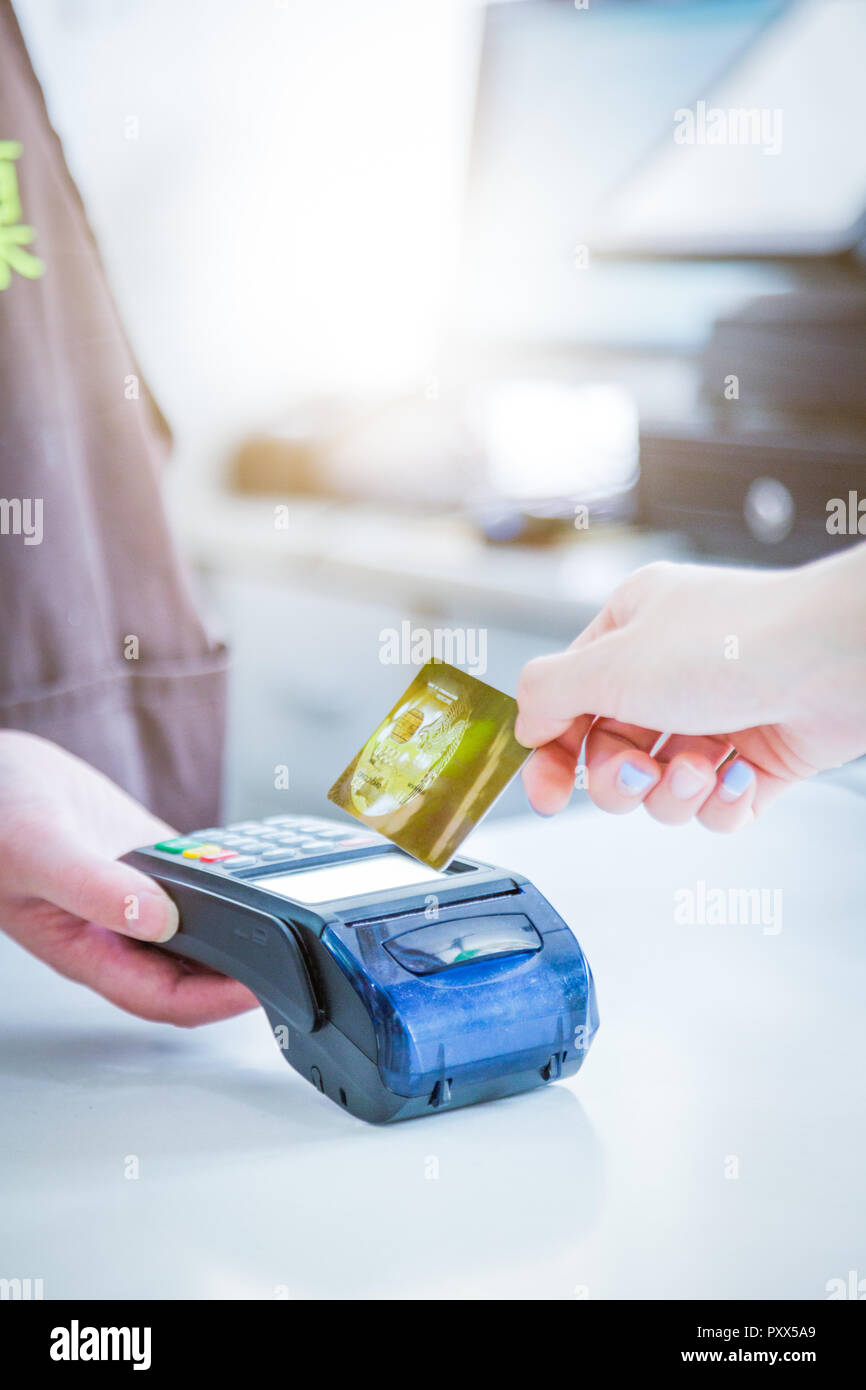 Card payment with chip and pin machine in shop Stock Photo - Alamy