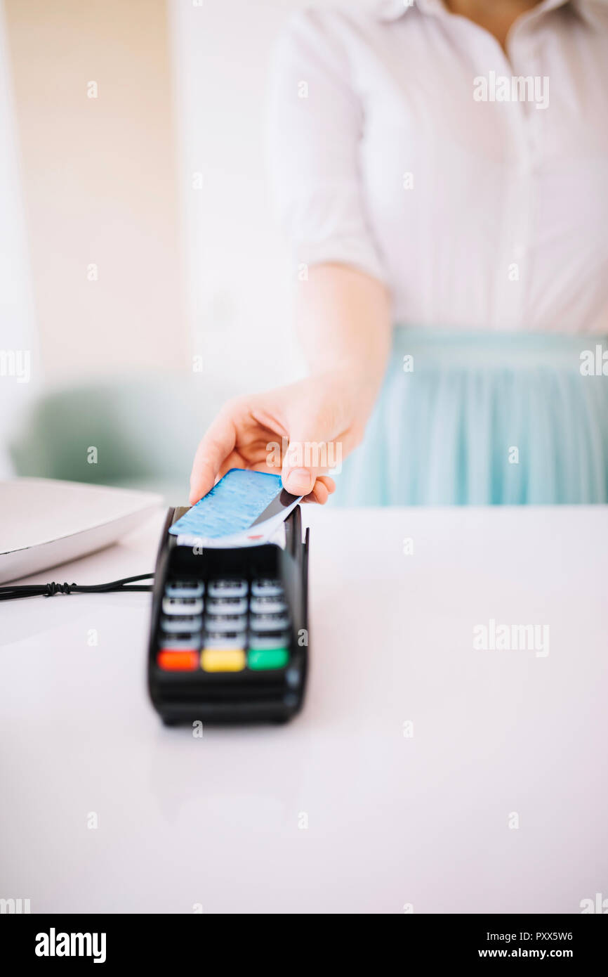Payment terminal credit card close hi-res stock photography and images ...