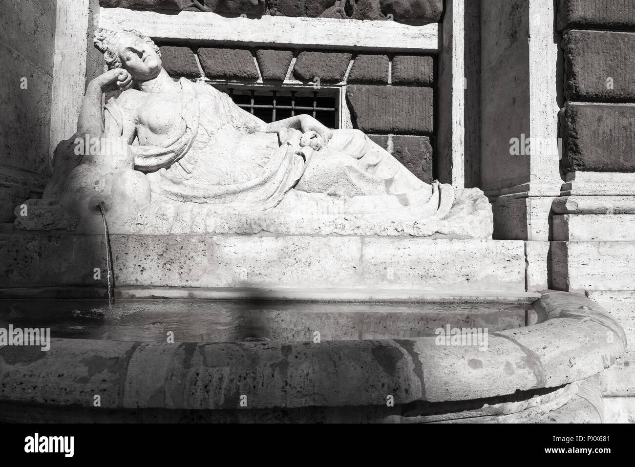 Woman statue rome italy hi-res stock photography and images - Alamy