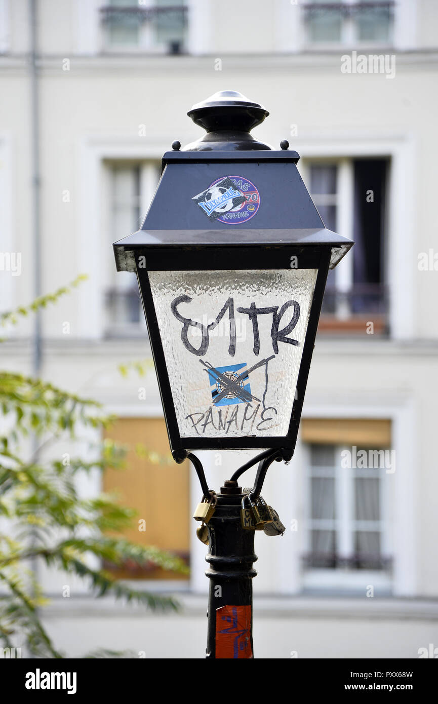 Lamp post in Montmartre - Paris - France Stock Photo - Alamy