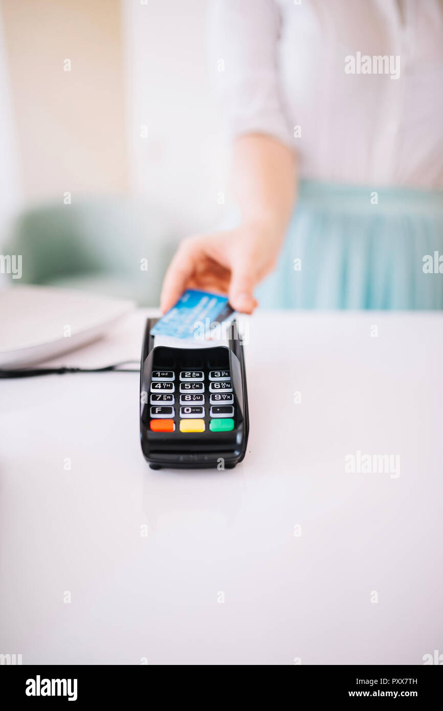 Cashier desk hi-res stock photography and images - Alamy