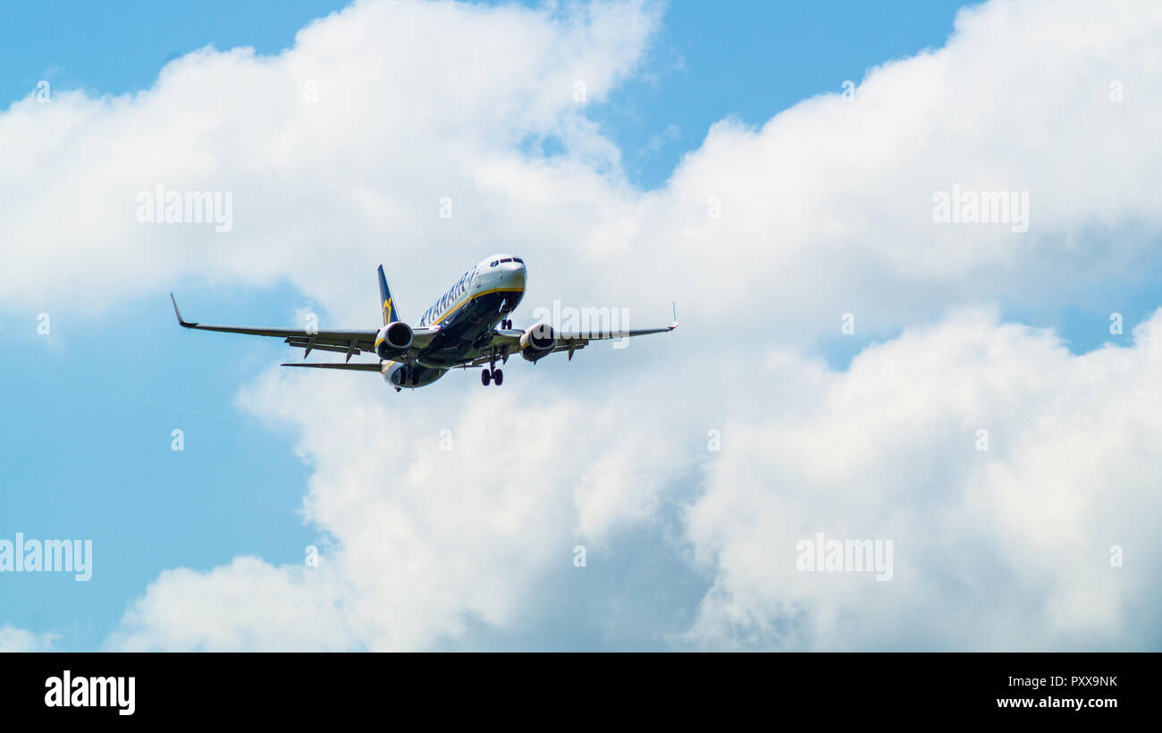 Boeing 737 800 wheels down hi-res stock photography and images - Alamy