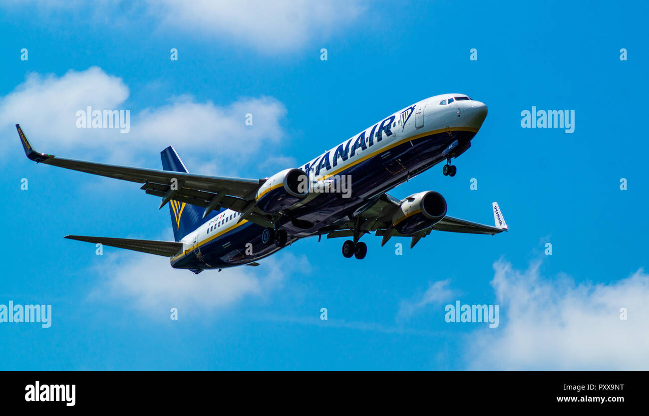 Boeing 737 800 wheels down hi-res stock photography and images - Alamy