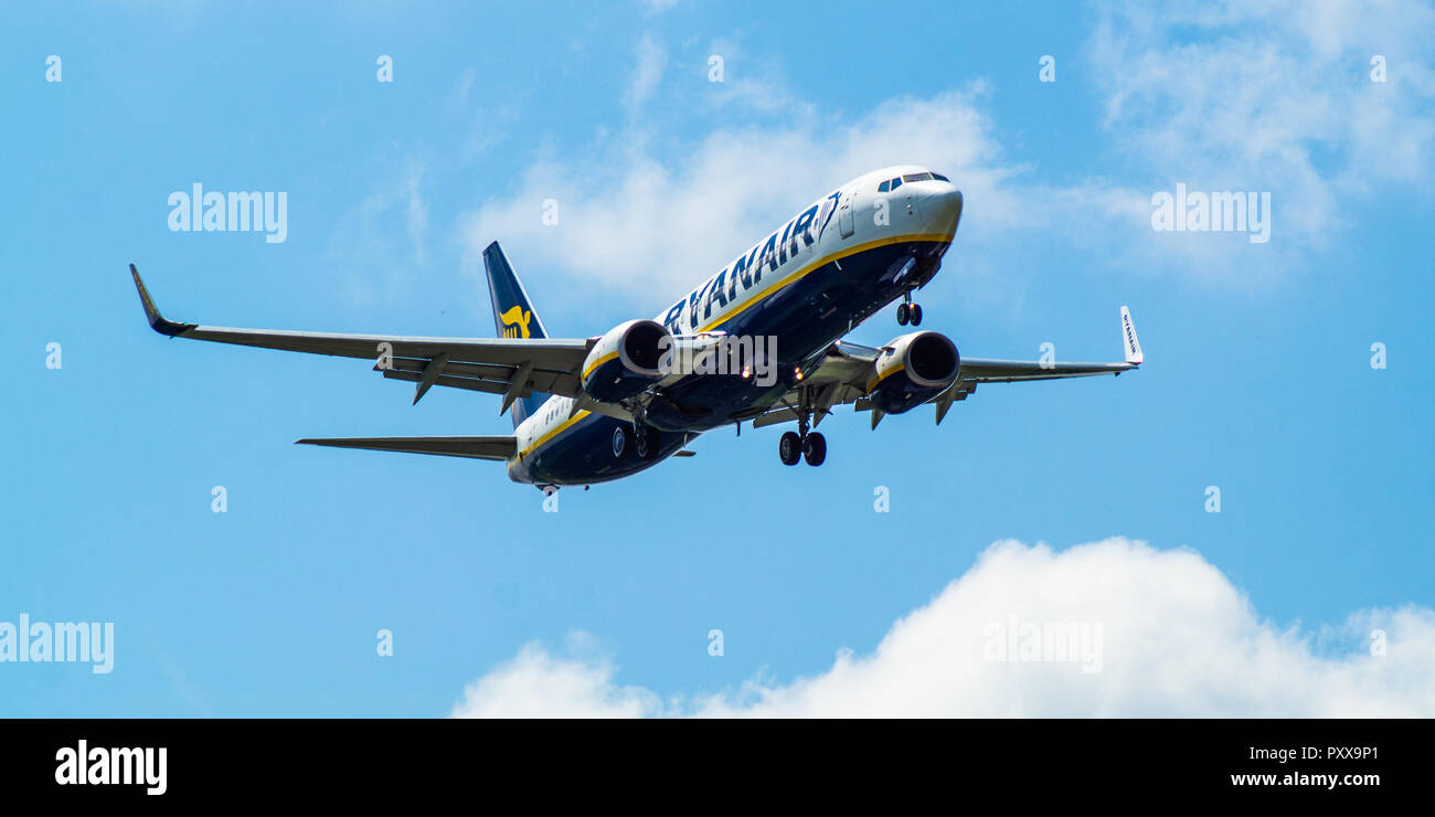 Boeing 737 800 wheels down hi-res stock photography and images - Alamy