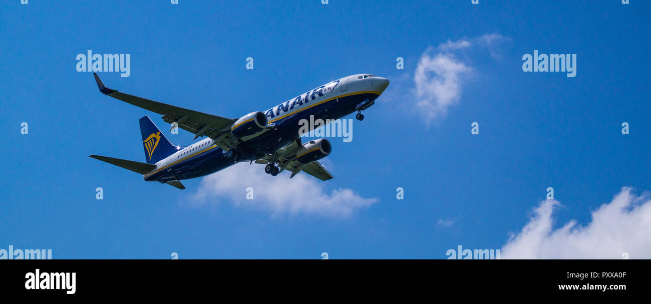 Boeing 737 800 Wheels Down High Resolution Stock Photography and Images ...