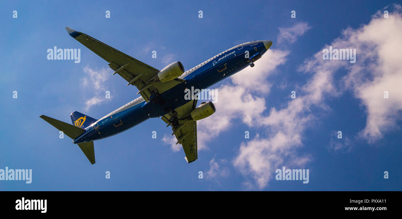 August 2018 Stansted Airport - Ryan Air Boeing 737-800 on final decent ...